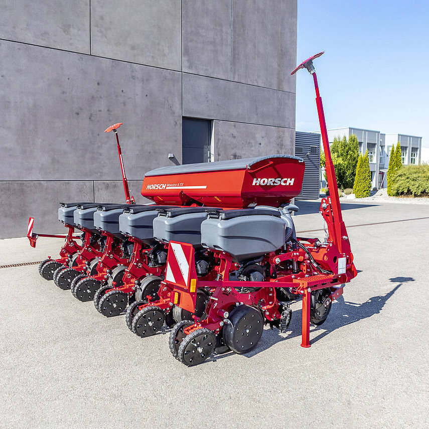 Semoir de précision pneumatique - Maestro TX series - HORSCH Maschinen GmbH - monté sur tracteur ...