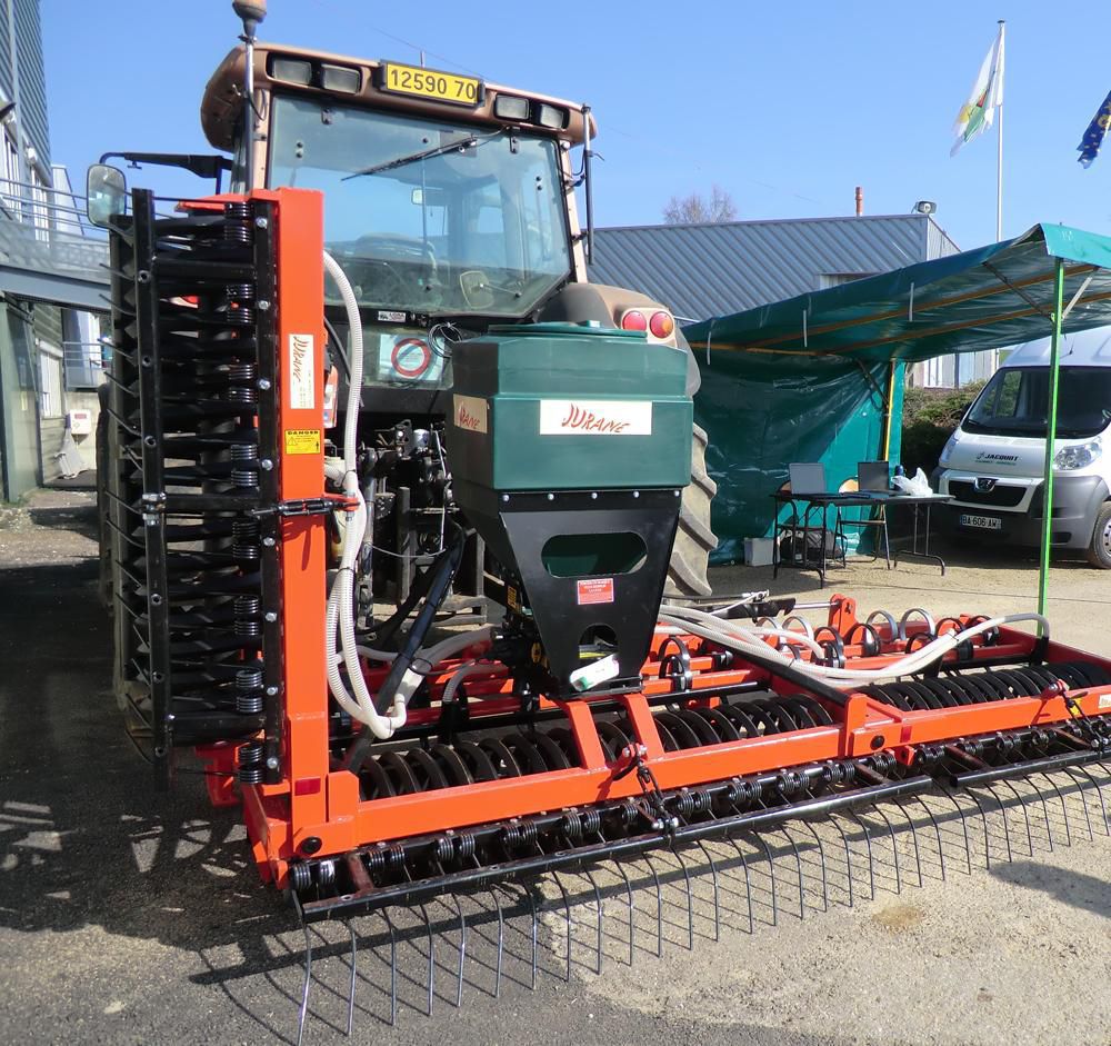 Semoir en ligne pneumatique - S Series - Jurane Agriculture - monté sur ...