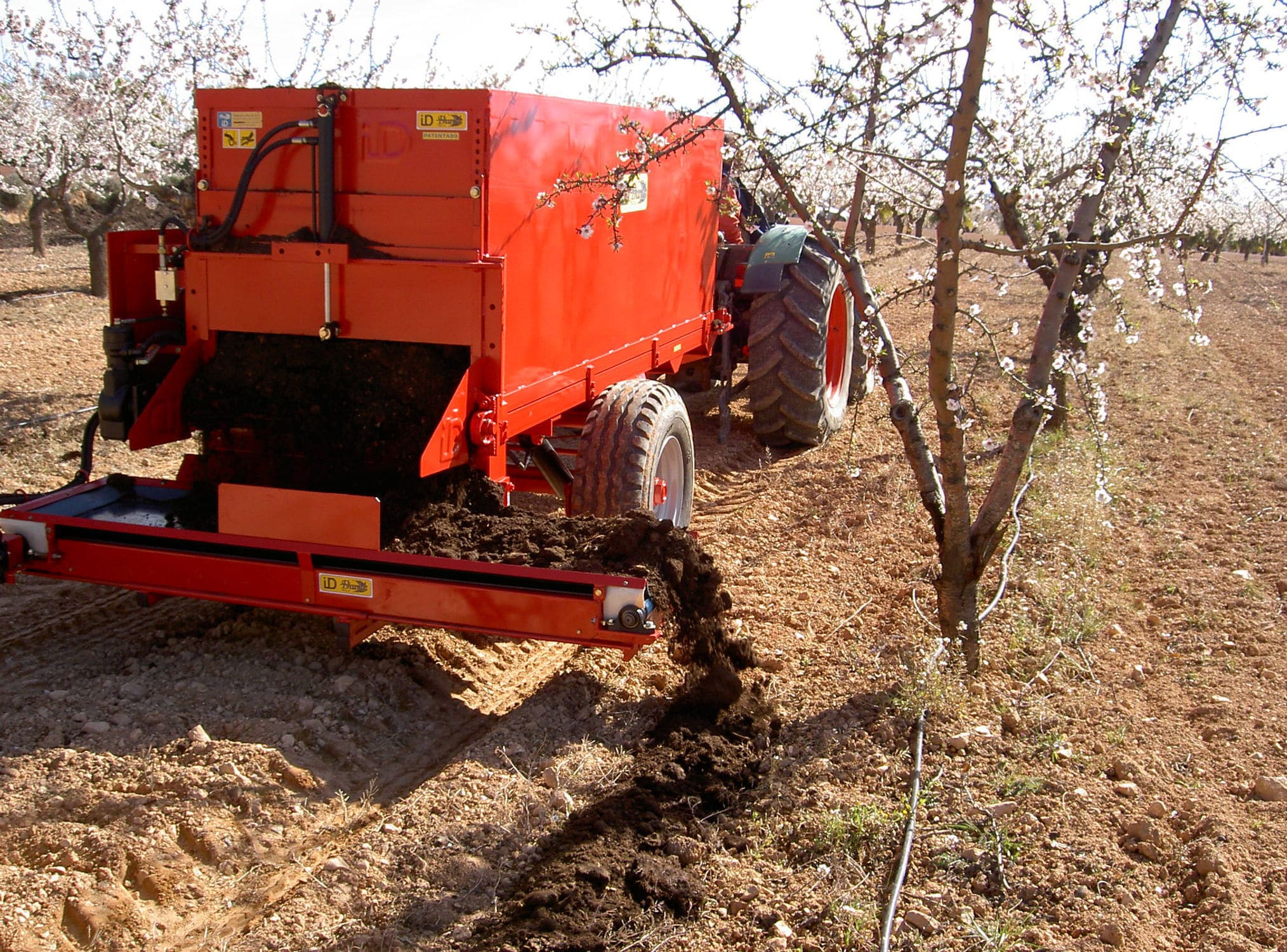 Distributeur d'engrais traîné - DEA Series - id-david - solide / pour vigne
