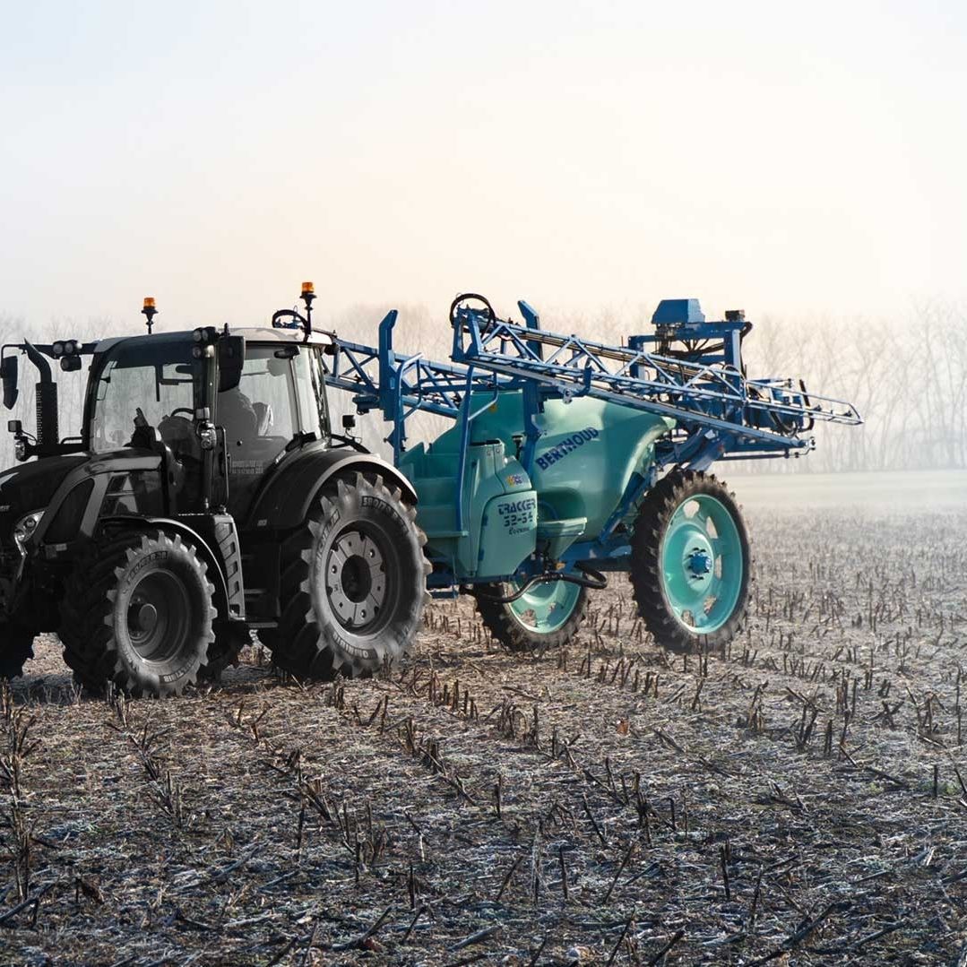 Towed sprayer - TRACKER - BERTHOUD - hydraulic / low volume / folding arms