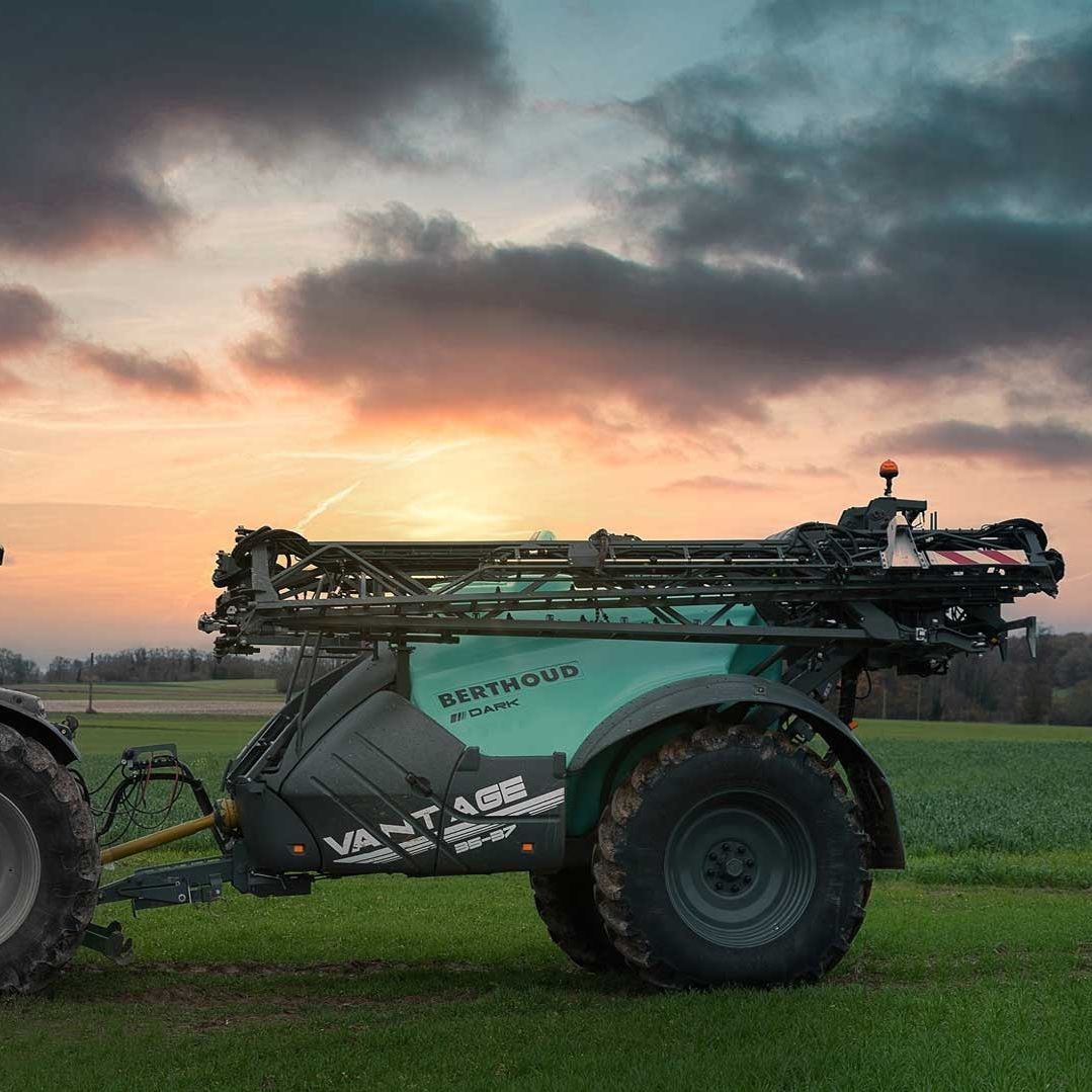 Towed sprayer - VANTAGE DARK - BERTHOUD - hydraulic / low volume ...