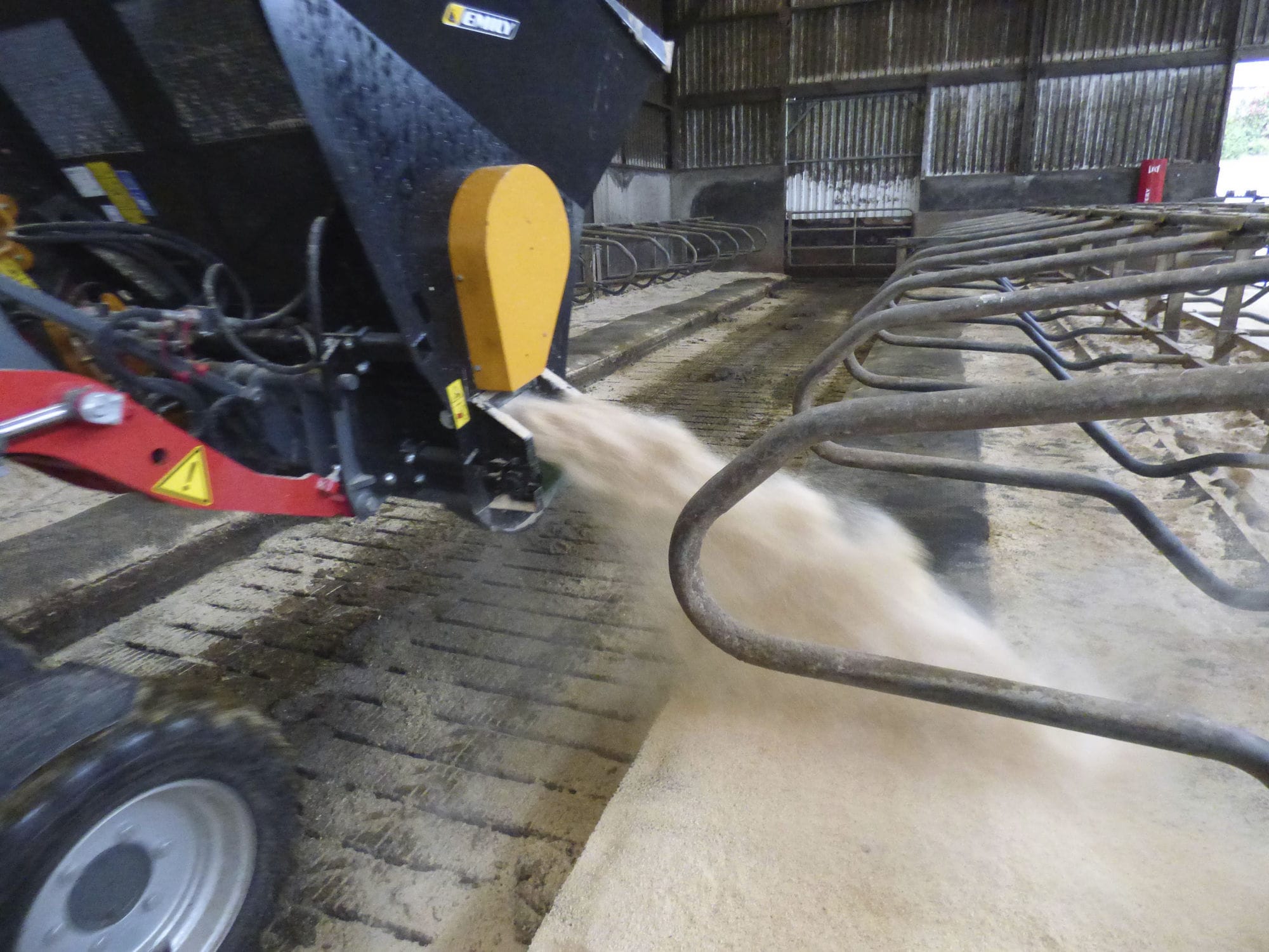 Mounted straw bedder - Mini’dis - EMILY SA ZA Les landes