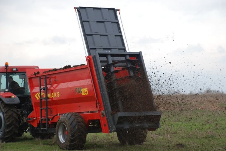Towed manure spreader - FMGR 10 - Fimaks Makina - verticals beaters ...