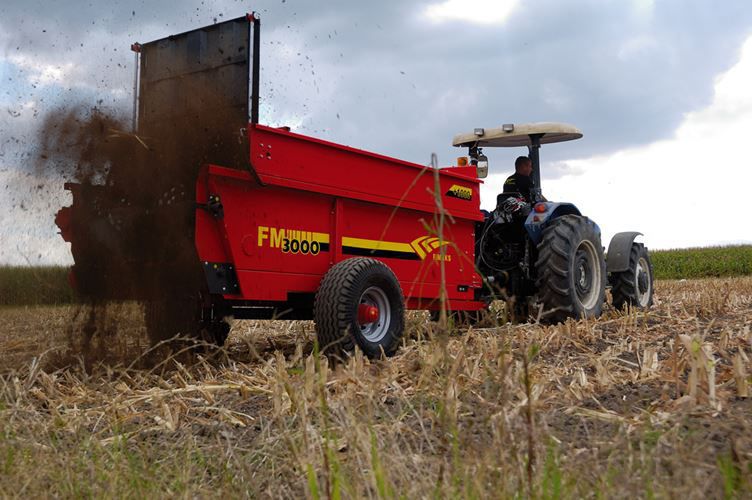 Towed manure spreader - FMGR 3 - Fimaks Makina - verticals beaters ...