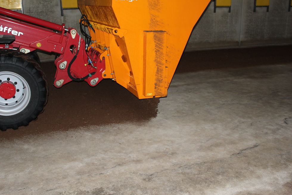 Mounted straw bedder - OL - Flingk Machinebouw B.V. - for sawdust ...