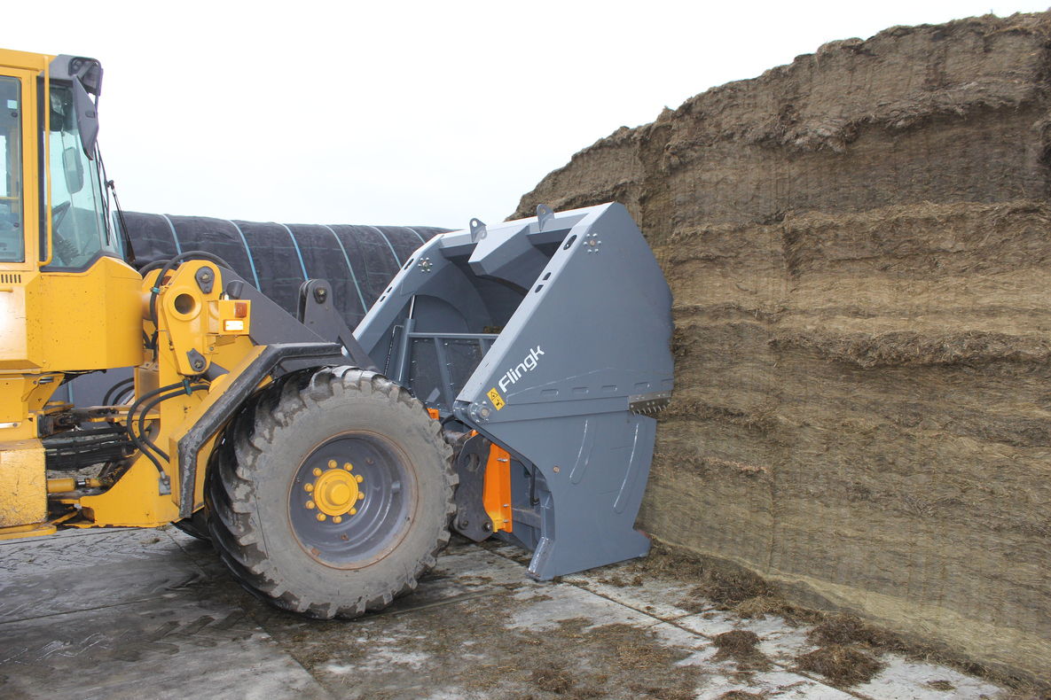 Feeding silage cutter - KHXL Series - Flingk Machinebouw B.V. - mounted