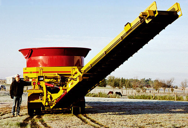 Animal feed mill - 1155 - Haybuster Agricultural Products - for straw ...