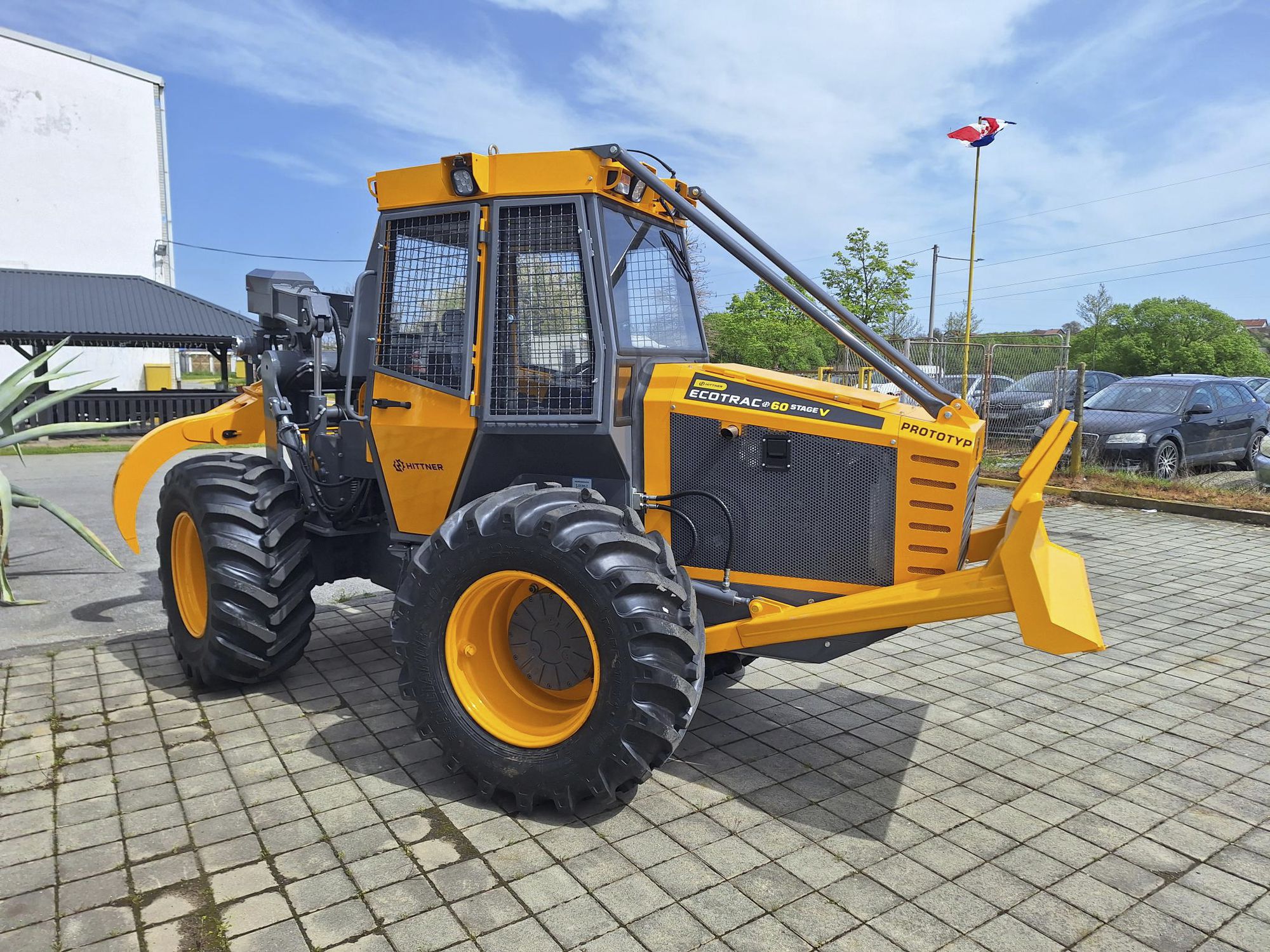 Forestry skidder with grab - ECOTRAC 60V - HITTNER d.o.o. - self-propelled