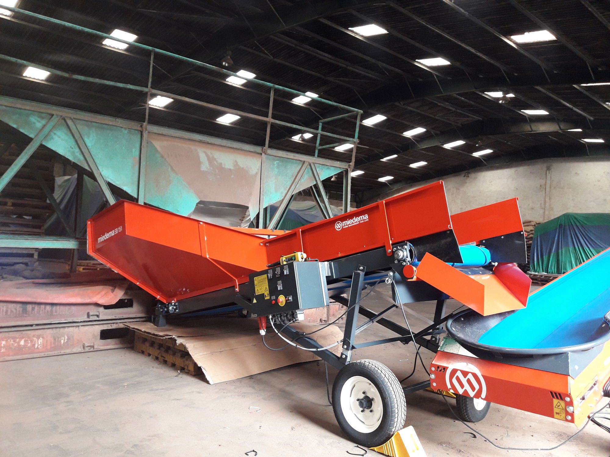 Potato receiving hopper - SB 151 - Dewulf Group - onion / carrot