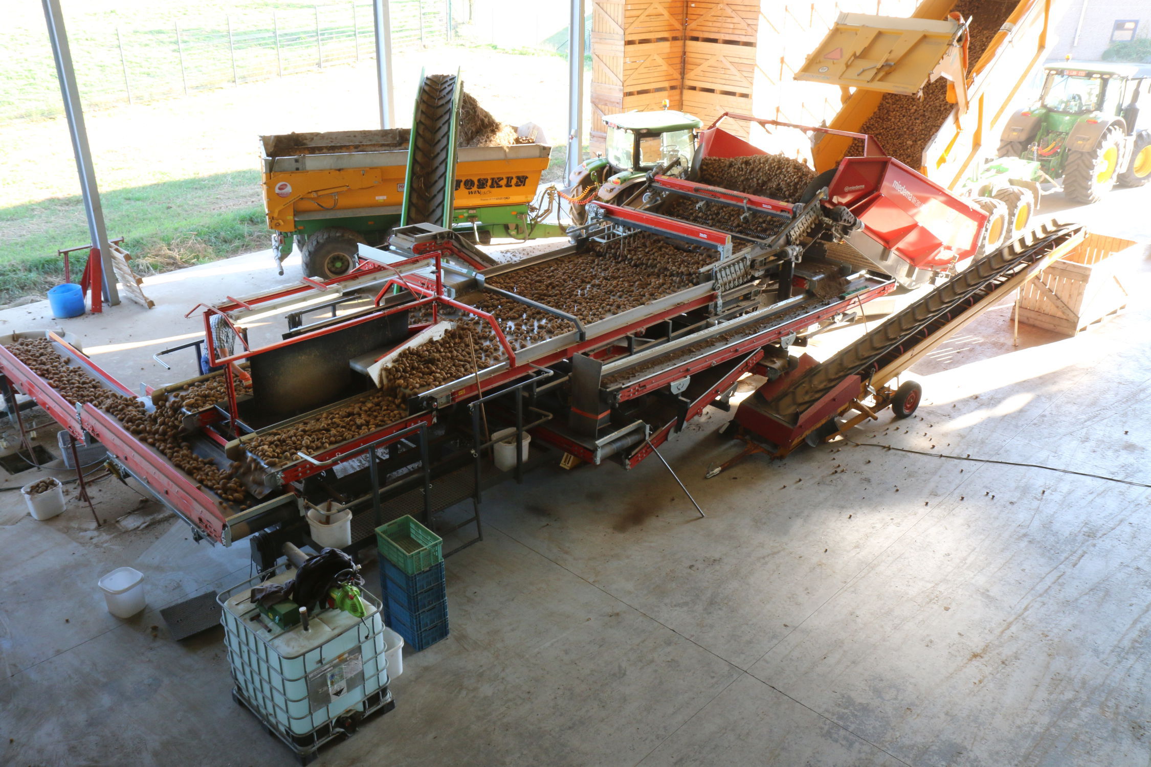 Potato receiving hopper - MHC Combi - Dewulf Group - unloading