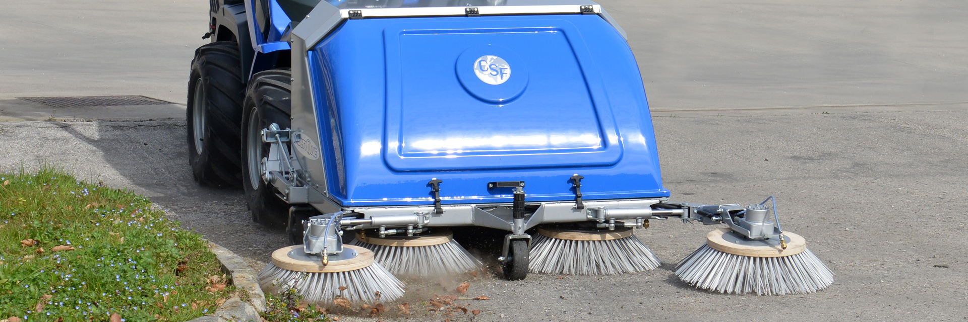 Self-propelled sweeper - MULTIONE s.r.l. - groundcare / electric