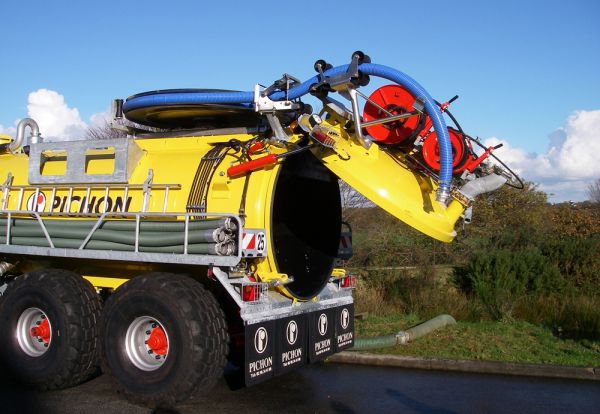 Tipping vacuum tanker - PICHON
