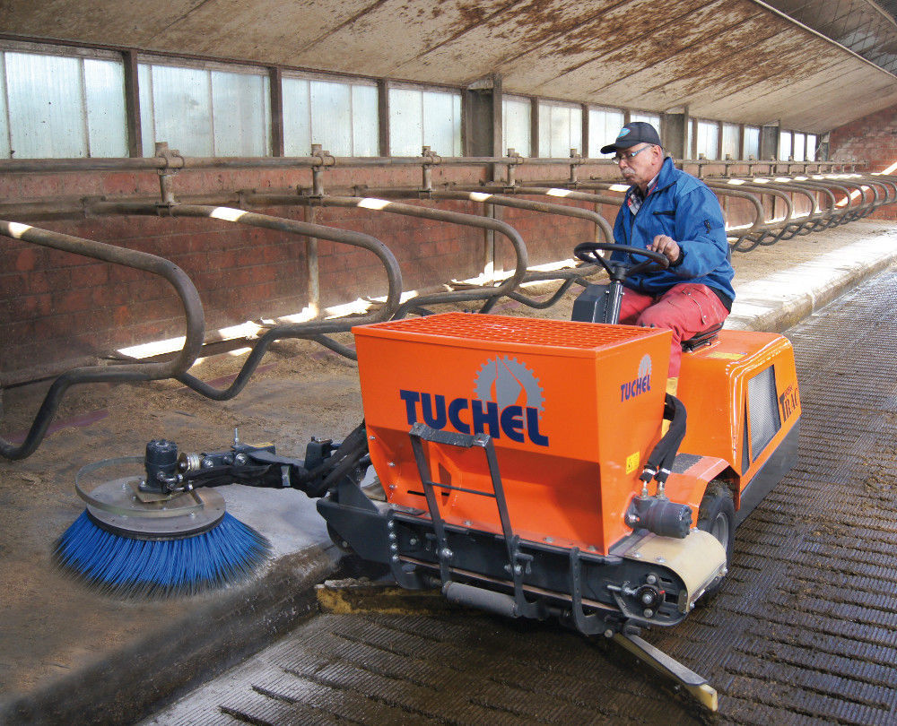 Self-propelled sweeper - Trac TRIO - Tuchel Maschinenbau - barn / aligning