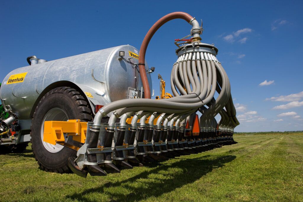 Mounted slurry injector - Farmject - Veenhuis Machines BV - pasture