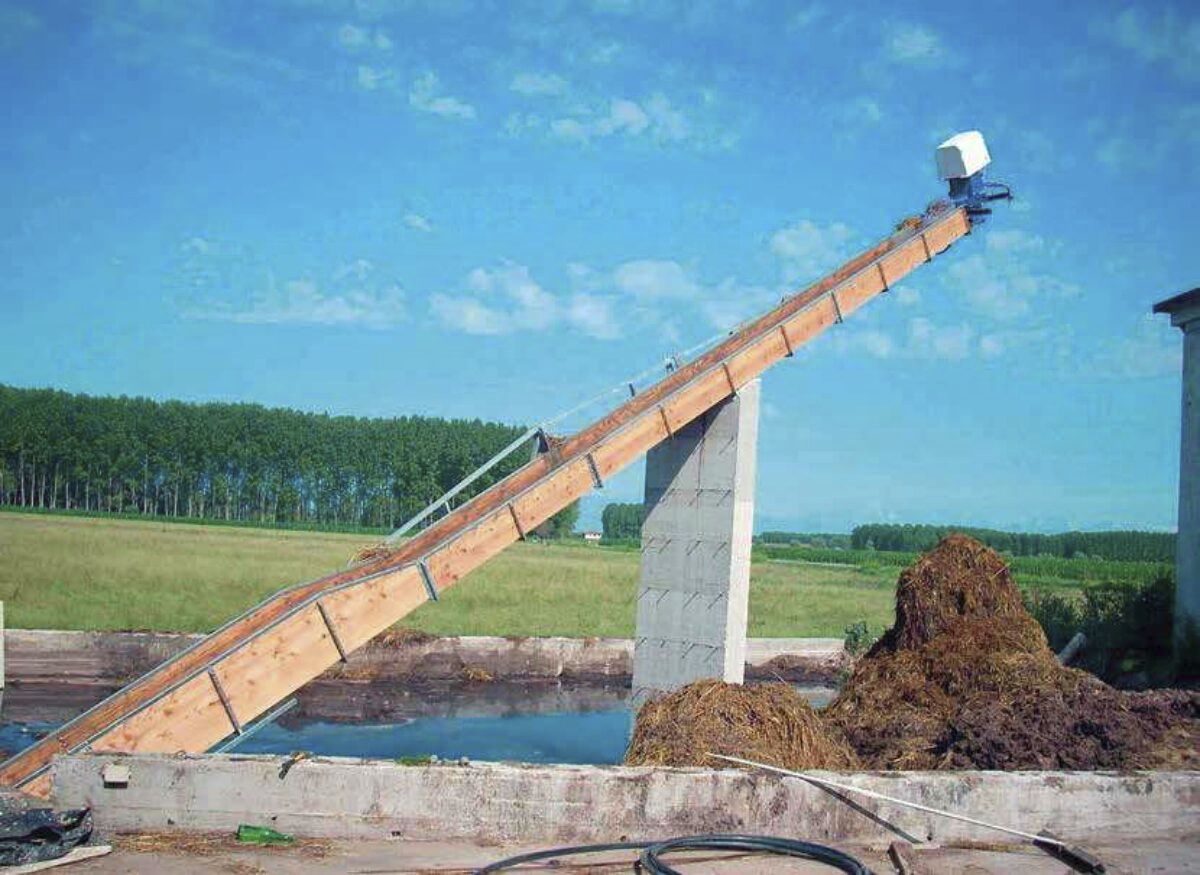 Slurry elevator - Boumatic Robotics B.V. - chain / inclined