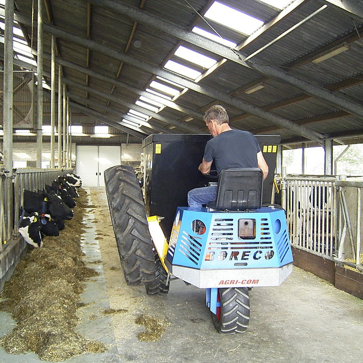 Cattle automatic feed distribution unit - Agricom - mobile / with feed ...
