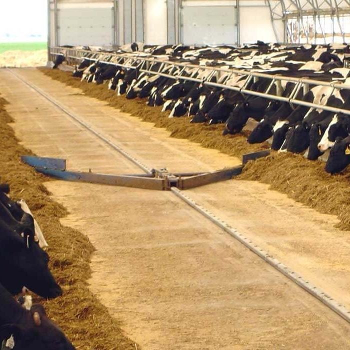 Rail-mounted feed pusher - FEEDMAX - Dairymaster