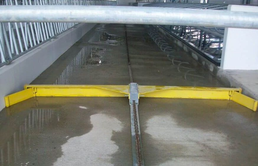 Chain manure scraper - 09 101 002 - LAKTO Dairy Technologies - for ...