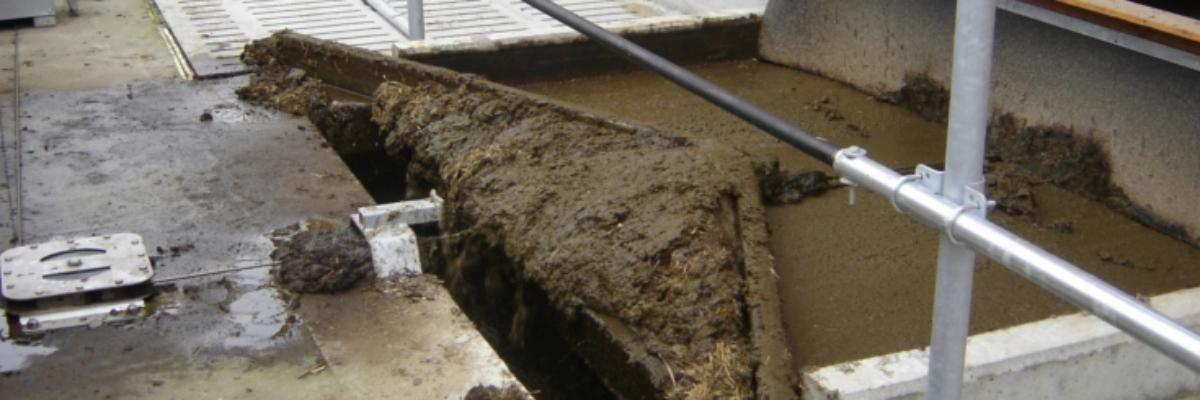 U-shaped manure scraper - Faltschieber - PETER PRINZING GmbH - rubber ...