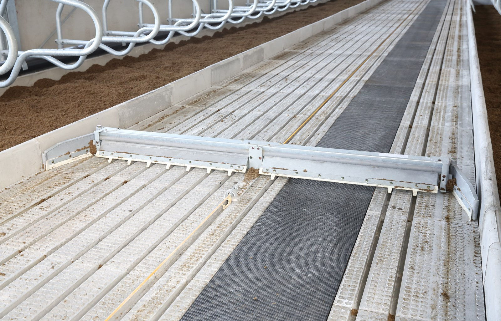 Rope manure scraper - CombiScraper Slotted Floor - Spinder Dairy ...
