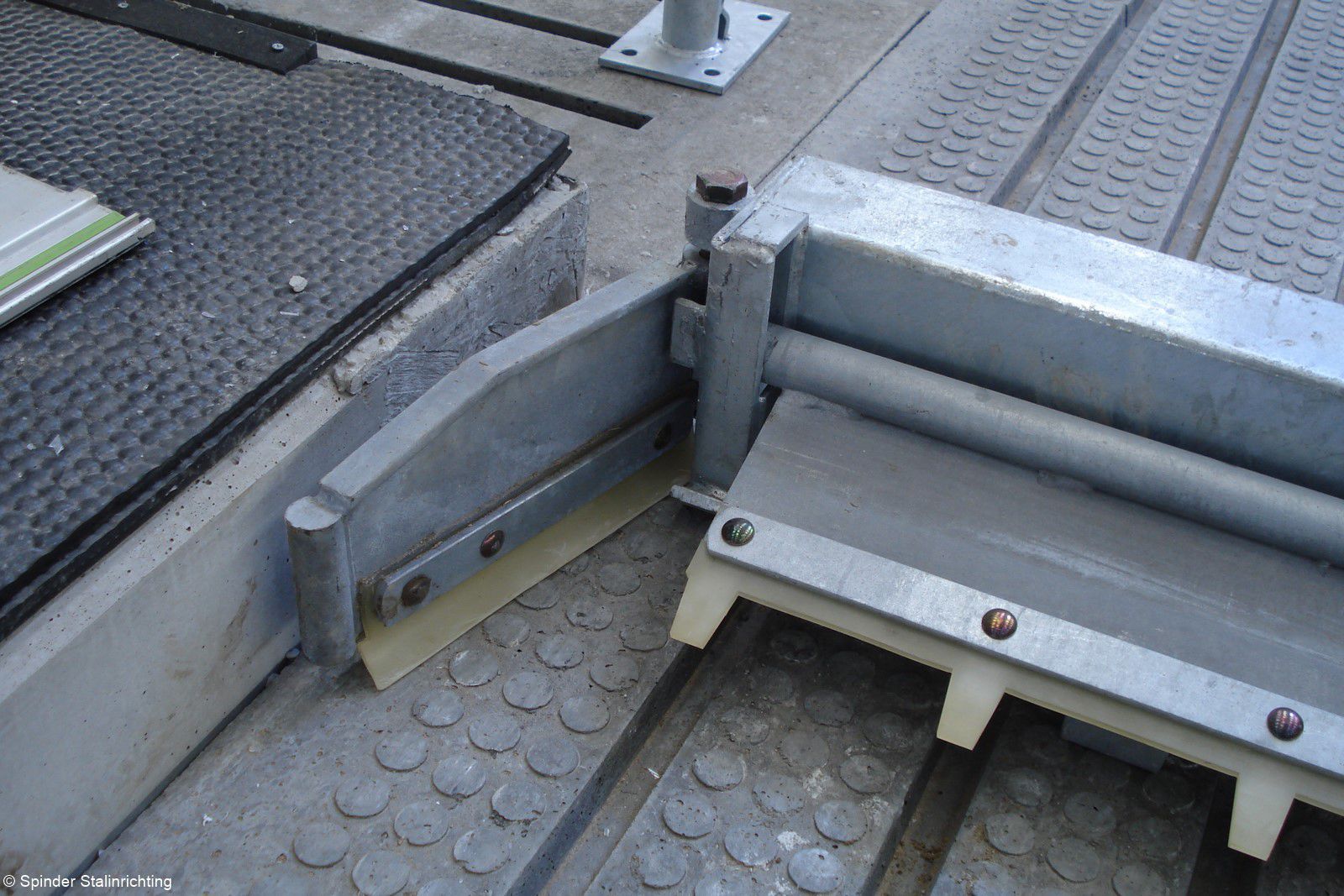 Rope manure scraper - CombiScraper Slotted Floor - Spinder Dairy ...