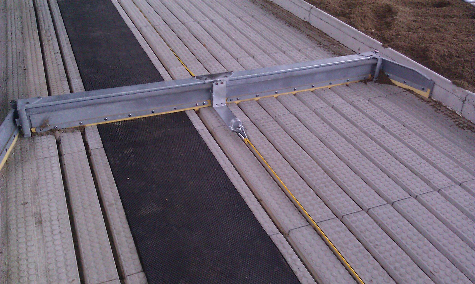 Rope manure scraper - CombiScraper Slotted Floor - Spinder Dairy ...