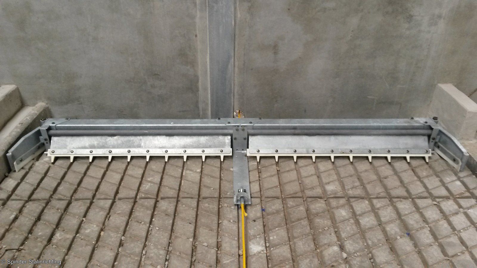 Rope manure scraper - CombiScraper Slotted Floor - Spinder Dairy ...