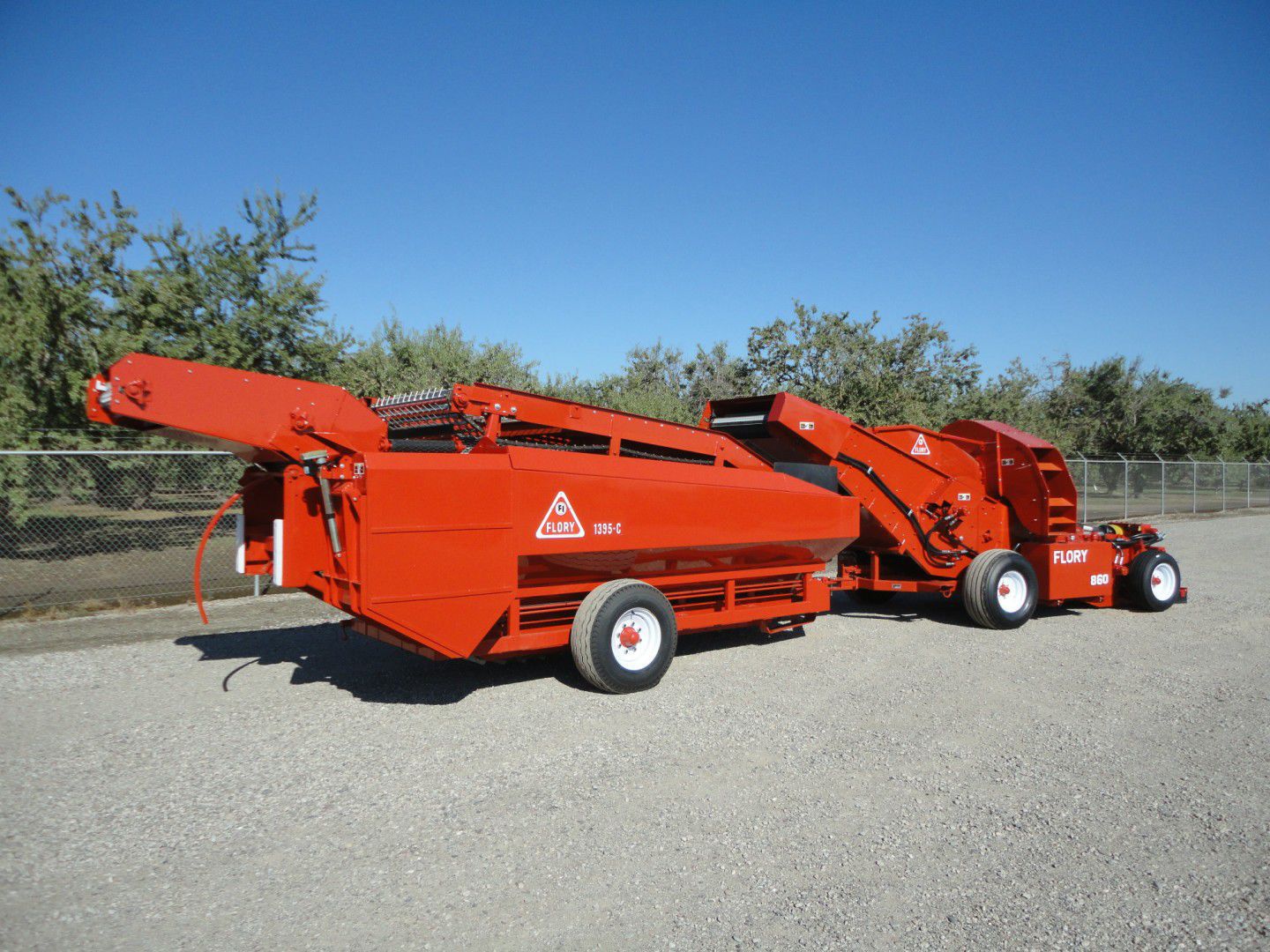 Nuts harvester machine - 860 - Flory Industries - towed
