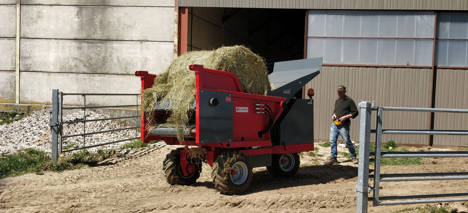 Self-propelled straw blower and feeder - Galonnier - bedding / for ...