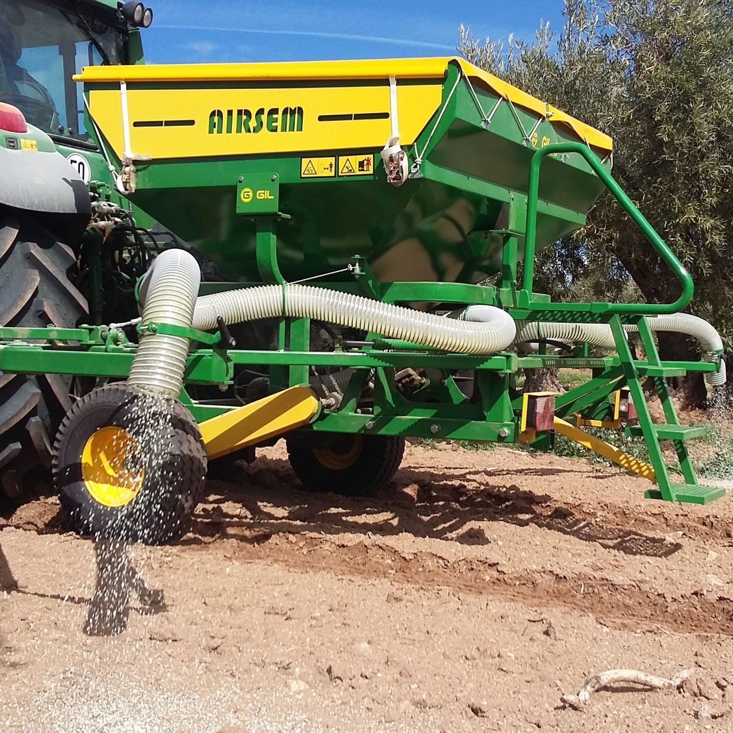 Pneumatic fertilizer spreader - FERTIFRUIT - GIL - mounted / solid / plot