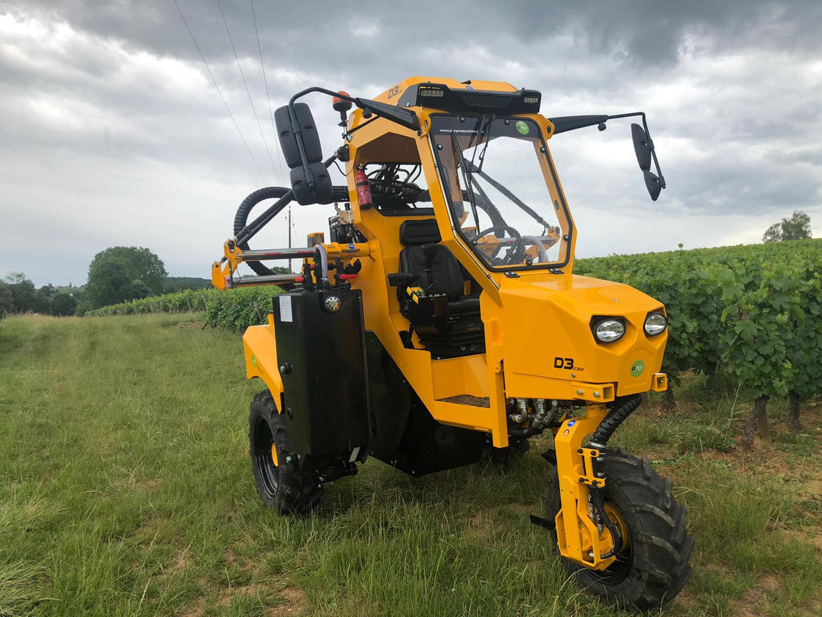Straddle tractor - D3 - GRV - hydrostatic / vineyard / with cab