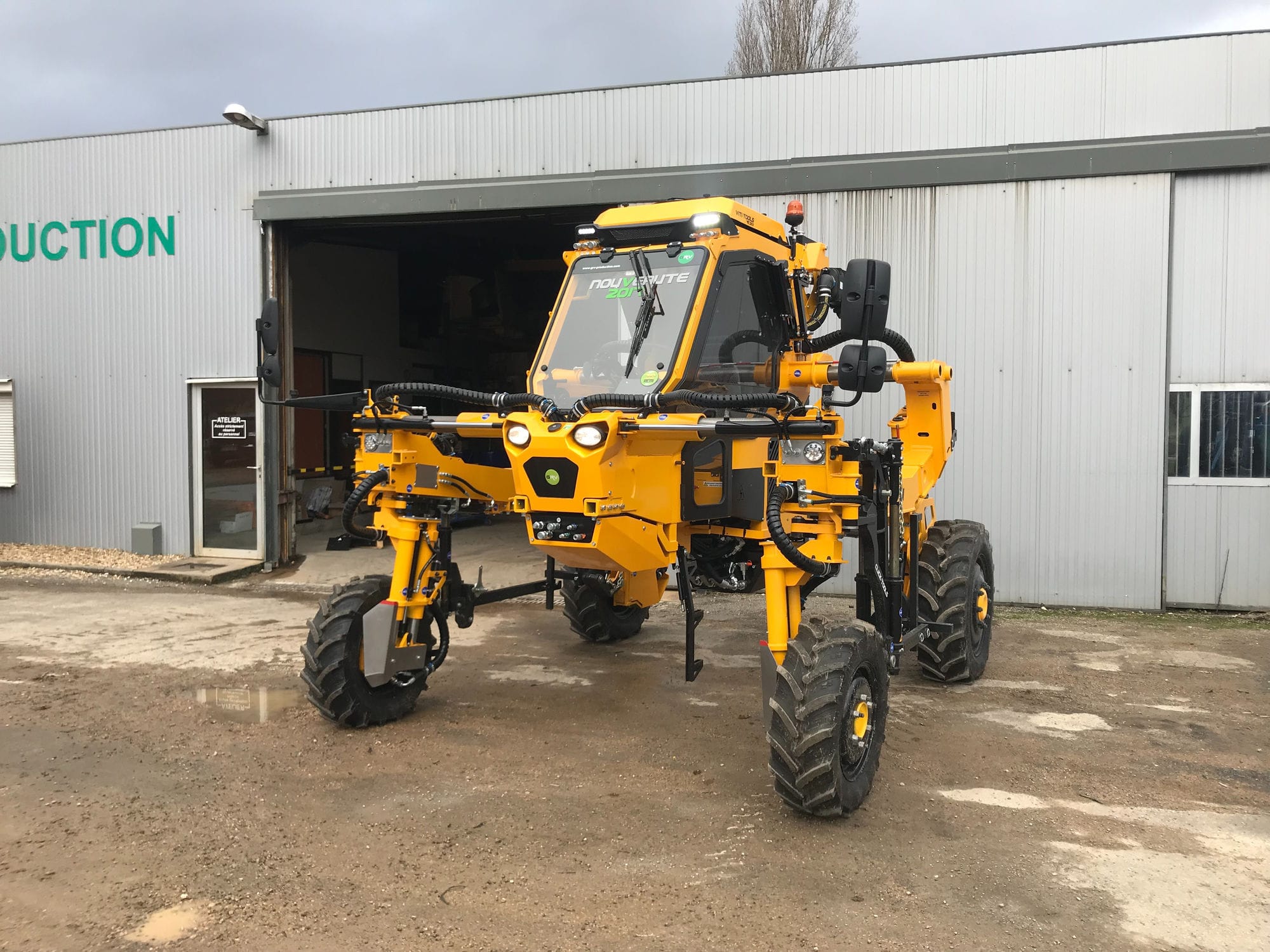 Straddle tractor - VITI-TOOLS - GRV - hydrostatic / vineyard / with cab