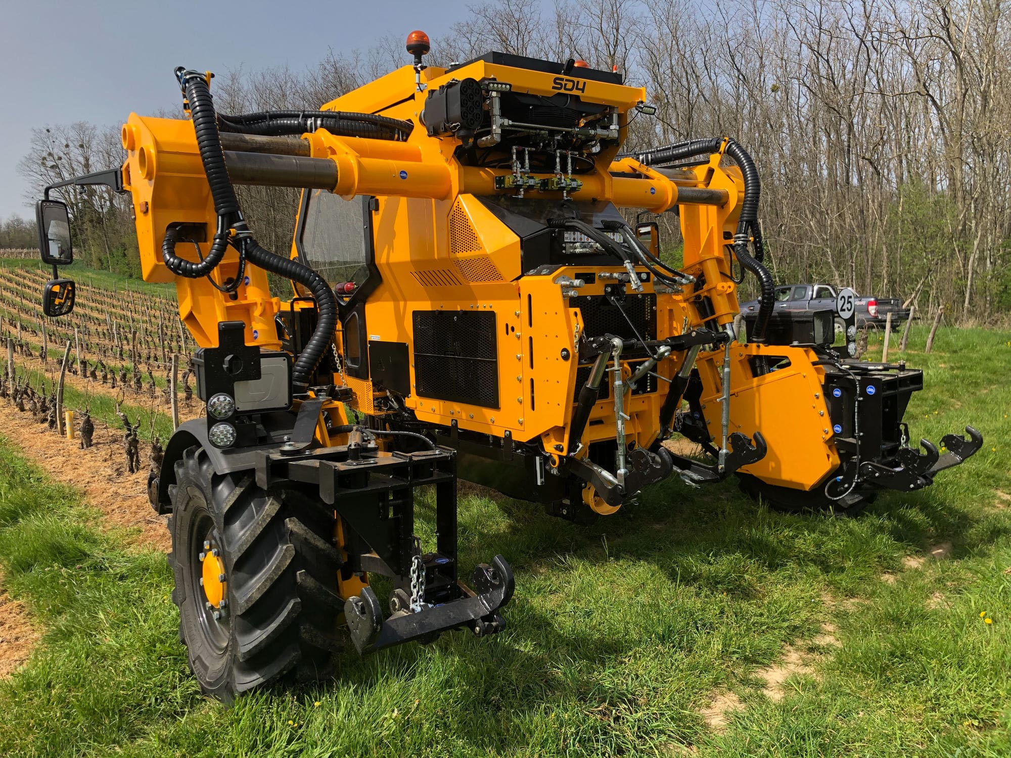 Straddle tractor - SUPER D4 - GRV - hydrostatic / vineyard / compact