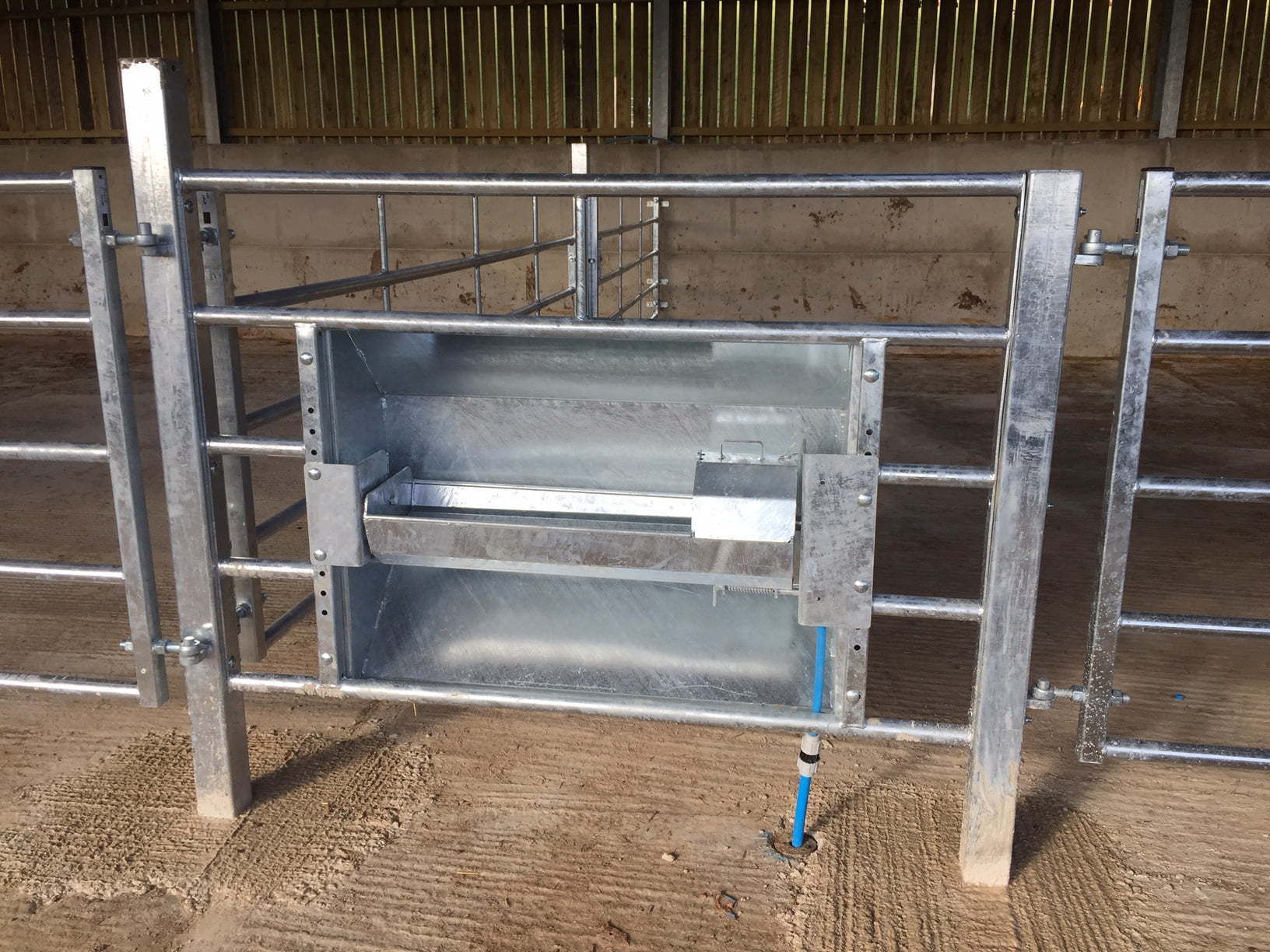 Cattle waterer - 610-61-05 - LM Bateman - trough / metal / multi-access