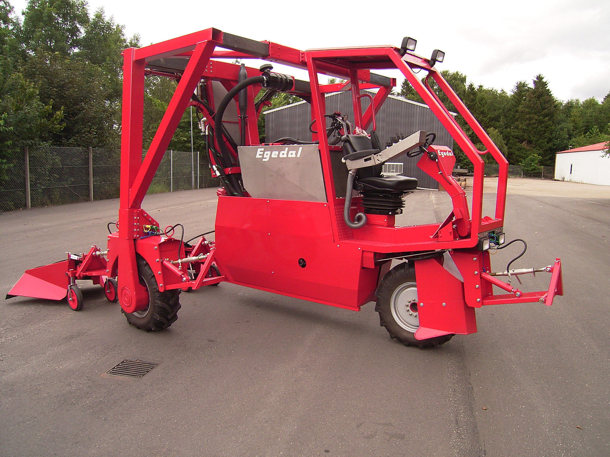 Straddle tractor - X-MAS 500 - Egedal Maskinenfabrik - hydrostatic ...