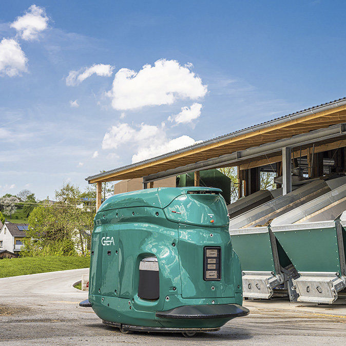 Cattle feeding robot - F4500 - GEA - programmable / self-propelled