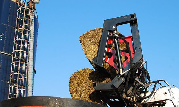 Round bale splitter - Maxilator Hay Handling Equipment - Videos