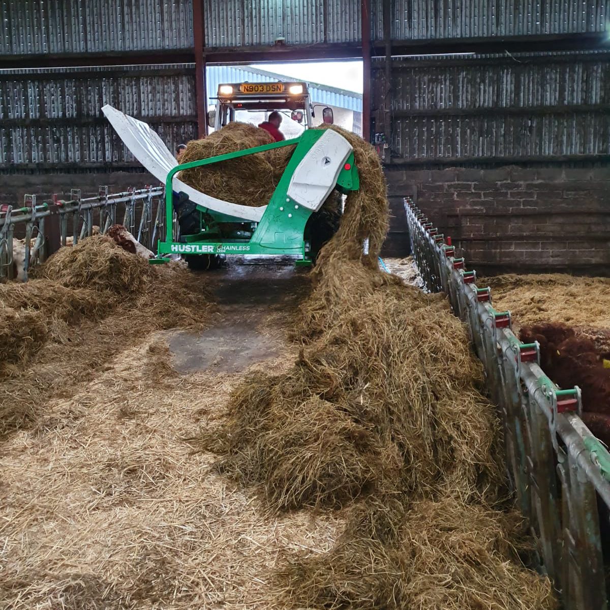 Mounted bale unroller - Chainless LM104 / LX104 / LX105 - Hustler ...