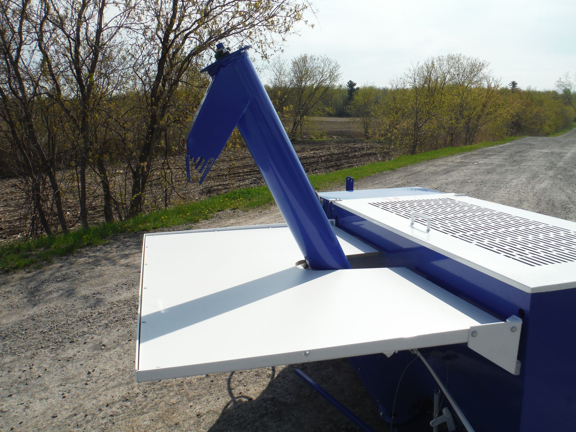 Semi-automatic tray filler - SB02 - Machinerie SB Inc