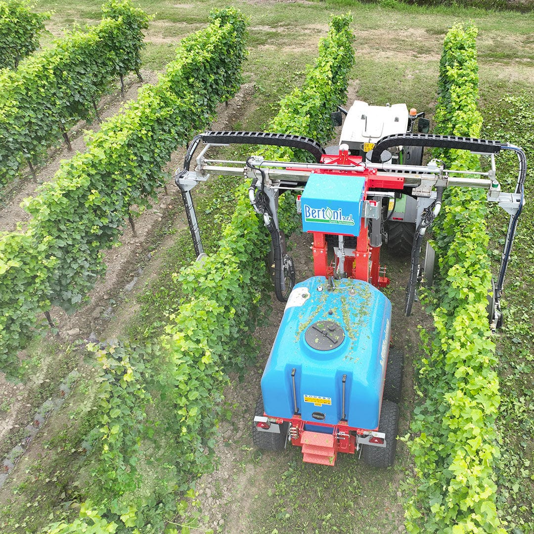 Mechanical leaf remover - TRM-VORTEX - BERTONI Srl - mounted / with spray