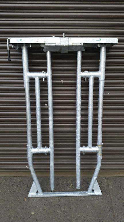 Cows head gate - O'Donnell Engineering - automatic clamping