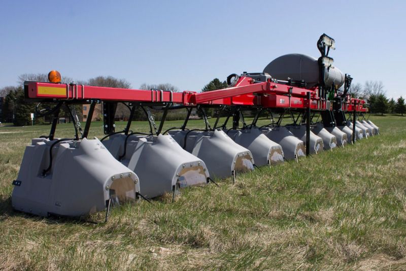 Trailed sprayer - 915 - Willmar Fabrication, LLC - hooded