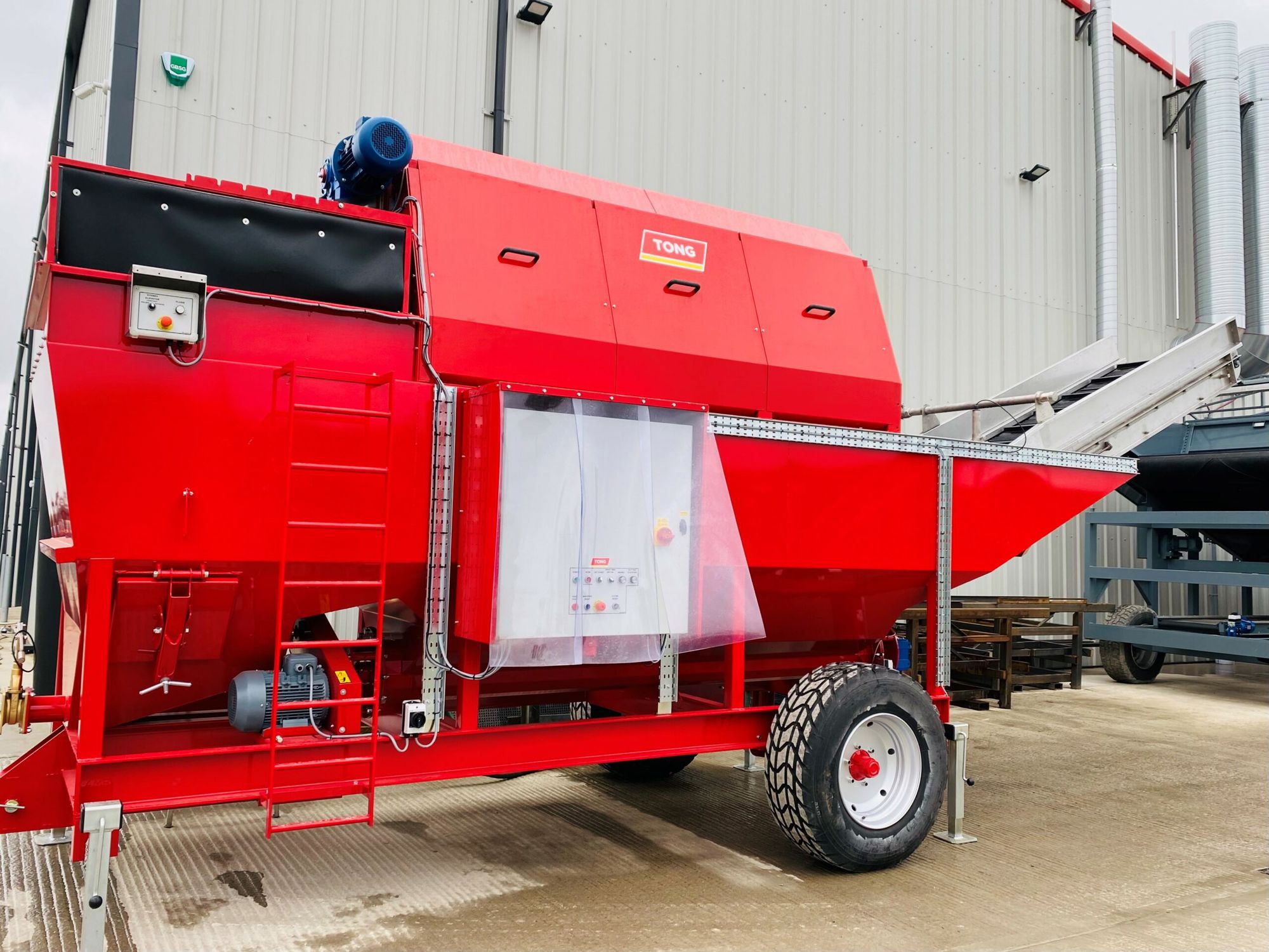 Crop cleaning machine with destoner - Tong Engineering - sugar beet ...