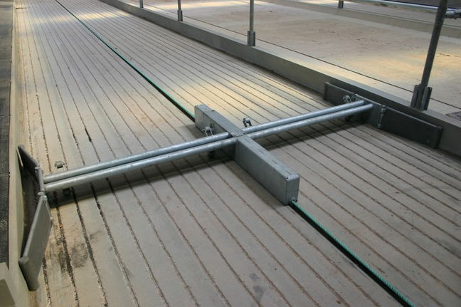 Chain manure scraper - OMEGA / DELTA - FARMTEC a.s. - rope / straight ...