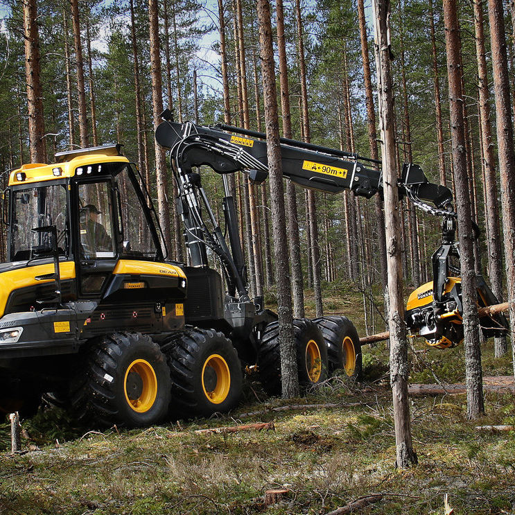 Rubber-tired forestry harvester - BEAR - Ponsse AB - with crane