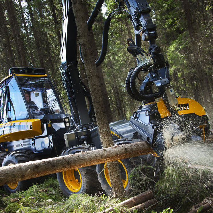 Rubber-tired forestry harvester - FOX - Ponsse AB - with crane