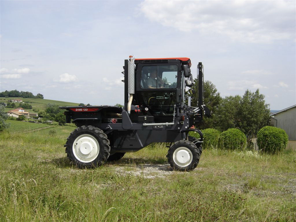 Straddle tractor - DMS 130 - Derot - hydrostatic / with cab / vineyard