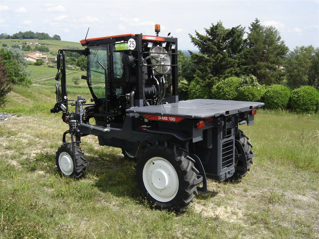 Straddle tractor - DMS 130 - Derot - hydrostatic / with cab / vineyard