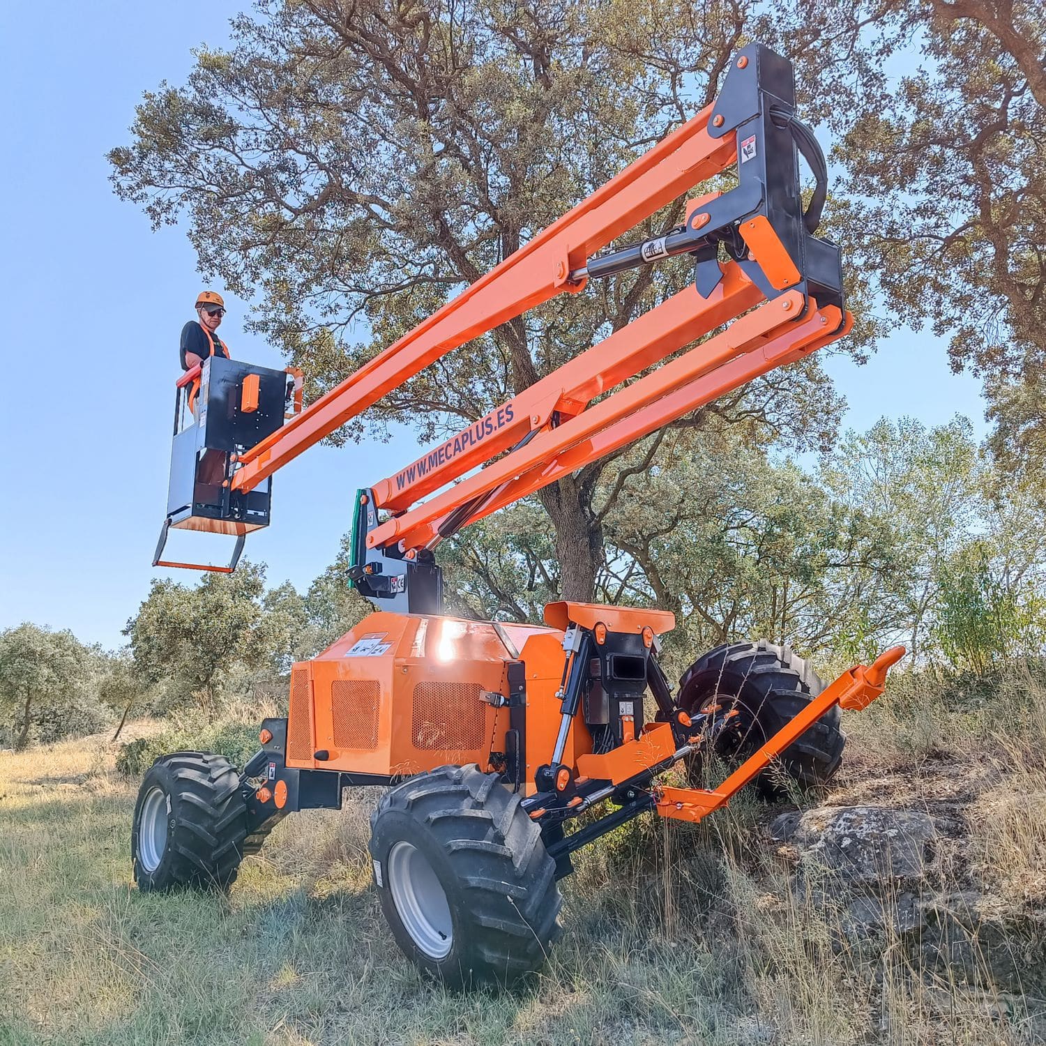 4 wheel drive aerial platform - P12 ECO - MECAPLUS S.L - tree pruning / articulated / self-propelled