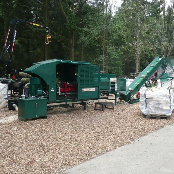 Firewood processor with chainsaw - FACTORY - Fuelwood - with belt ...